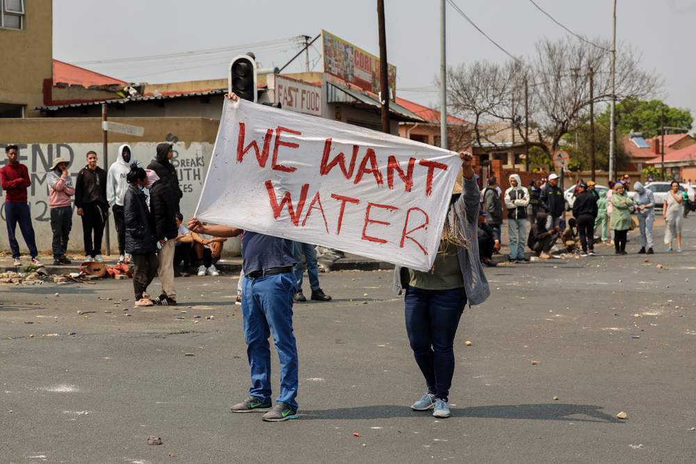 Protesoptog in Coronationville steeds aan die gang | Netwerk24