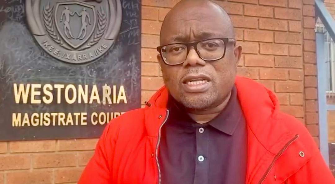 Jhb-metro, polisie stamp kop nadat lede van metropolisie geboei word ...