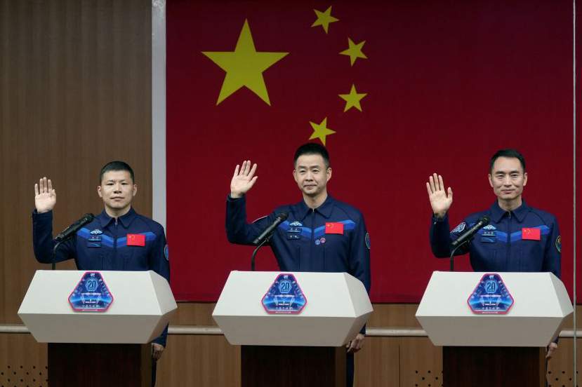Chinese ruimtevaarders land veilig ná rommel kapsule tref | Netwerk24