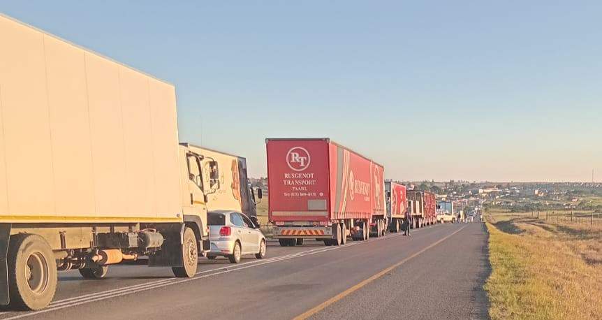 Dorp tot stilstand gedwing weens spanning tussen busdiens, taxi’s ...