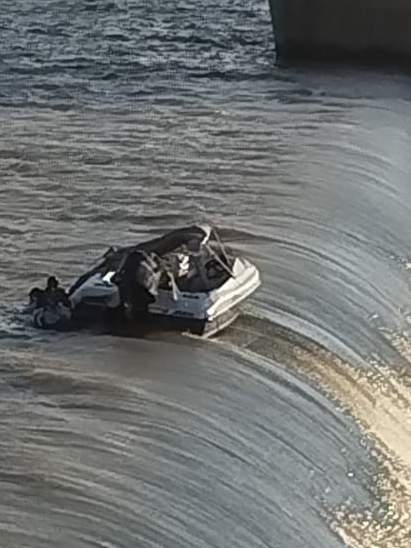 Ons moes afspring om te oorleef, sê skipper oor boot wat op damwal ...