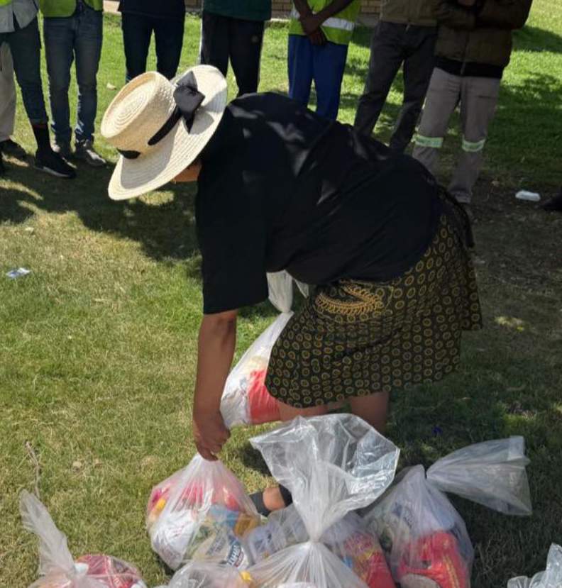 Premier help hawelose mense in Bloem met kospakkies | Netwerk24