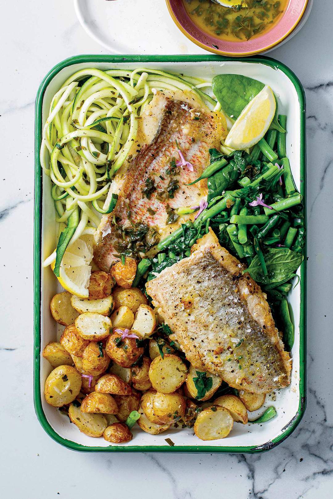 RESEP | Pangebraaide vis met kruiebotter en groente | Netwerk24