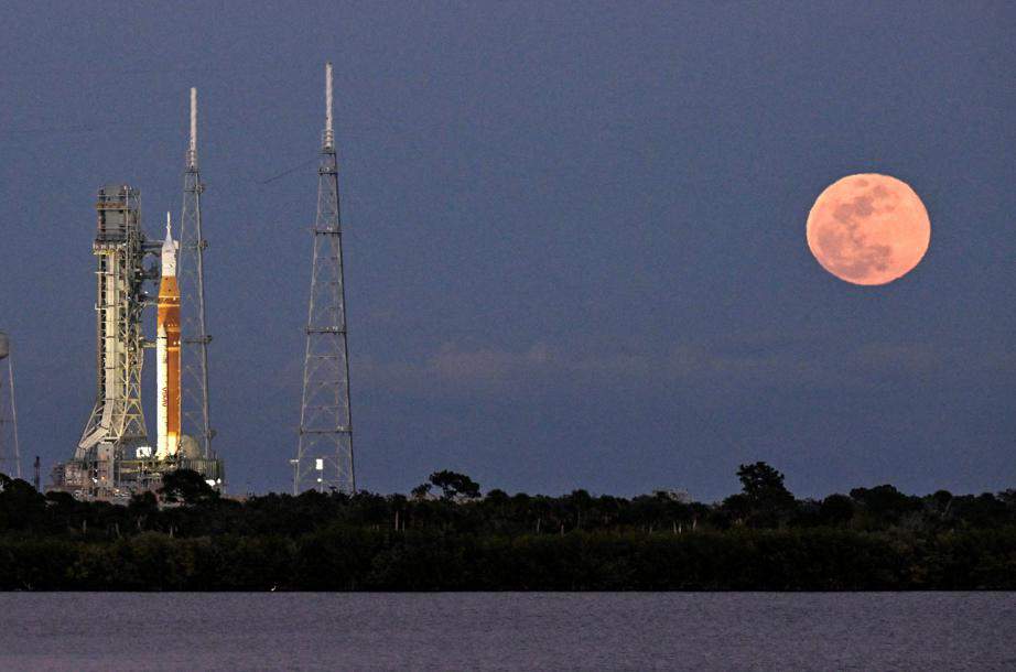 FOTO VAN DIE DAG | Volmaan wys die pad vir Artemis II | Netwerk24