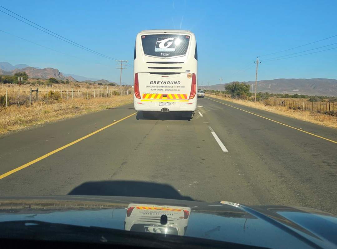 Bus ry glo weg met kind (2), weier om stil te hou, pa op te laai ...
