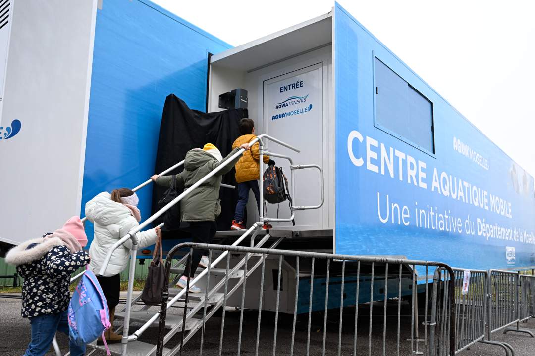 Swembad op wiele bring swemlesse na landelike Frankryk | Netwerk24