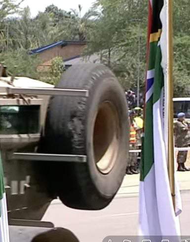 Bo blink, onder stink: Weermag se gehawende toerusting op parade ...