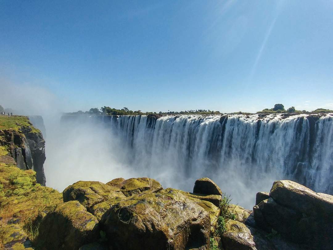 Reisigers verken Vic Falls: “Dis ’n klein dorp met groot persoonlikheid ...