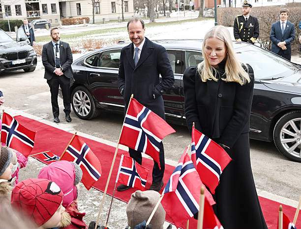 Kroonprinses sê Epstein het haar ‘gemanipuleer’ | Netwerk24