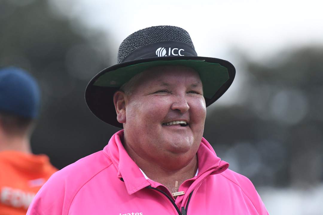 Krieketskeidsregter Marais Erasmus hang sy wit jas finaal op | Netwerk24