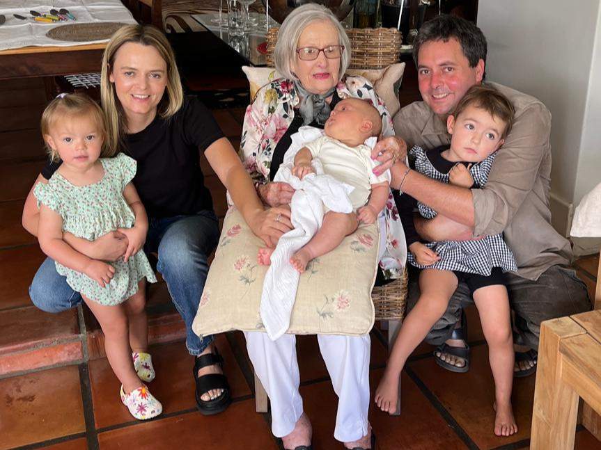 Oumagrootjie van Durbanville stap op 100 nog lekker én lees koerant ...